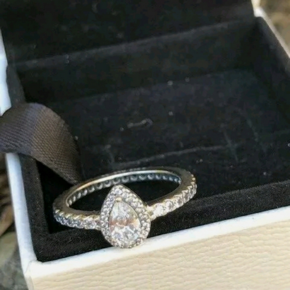 Pandora Radiant Teardrop Ring. - Gem